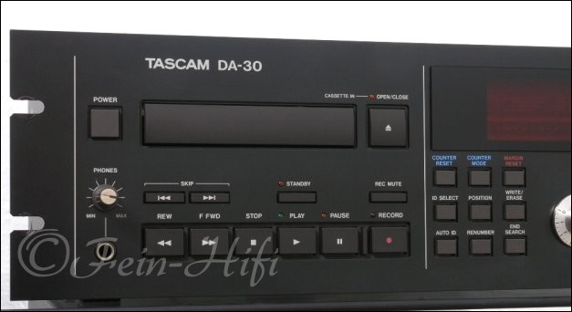 TASCAM DA-30 professional DAT-Recorder mit XLR und AES/EBU